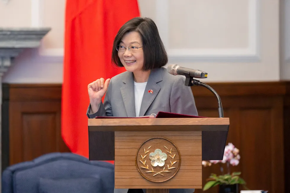 Krig med brystkassen først | DN