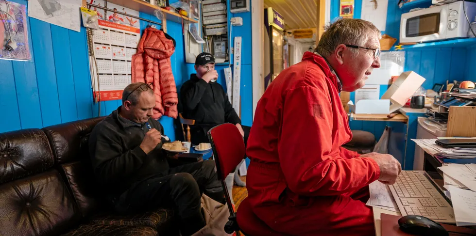 Bli med inn på et fiskemottak av den gamle sorten: – Det er bare her vi ...