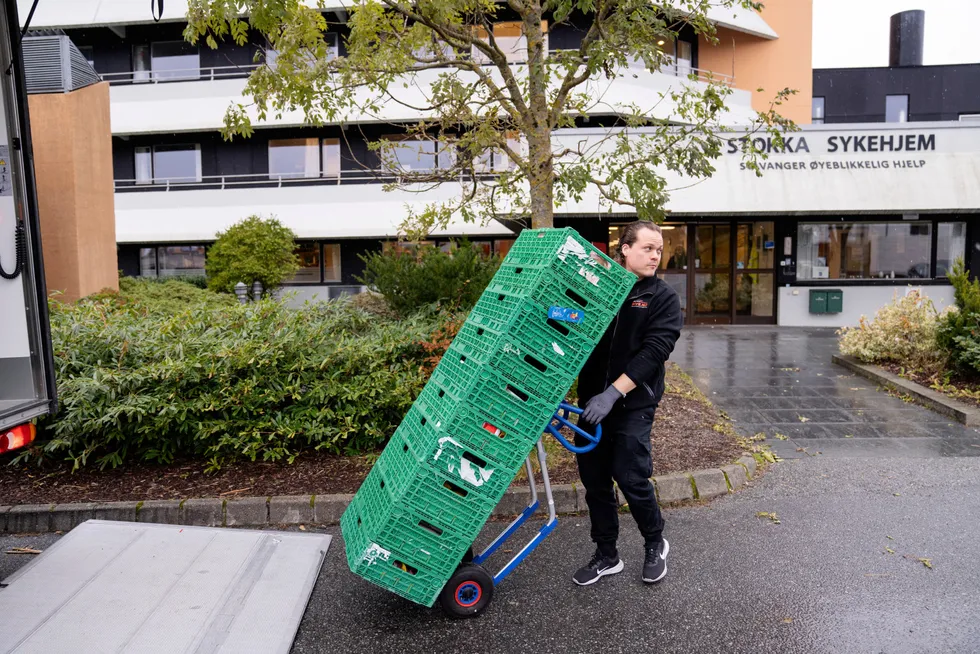 Ville ha mer tid til laksefiske – nå er dagligvaregründeren gått på ...