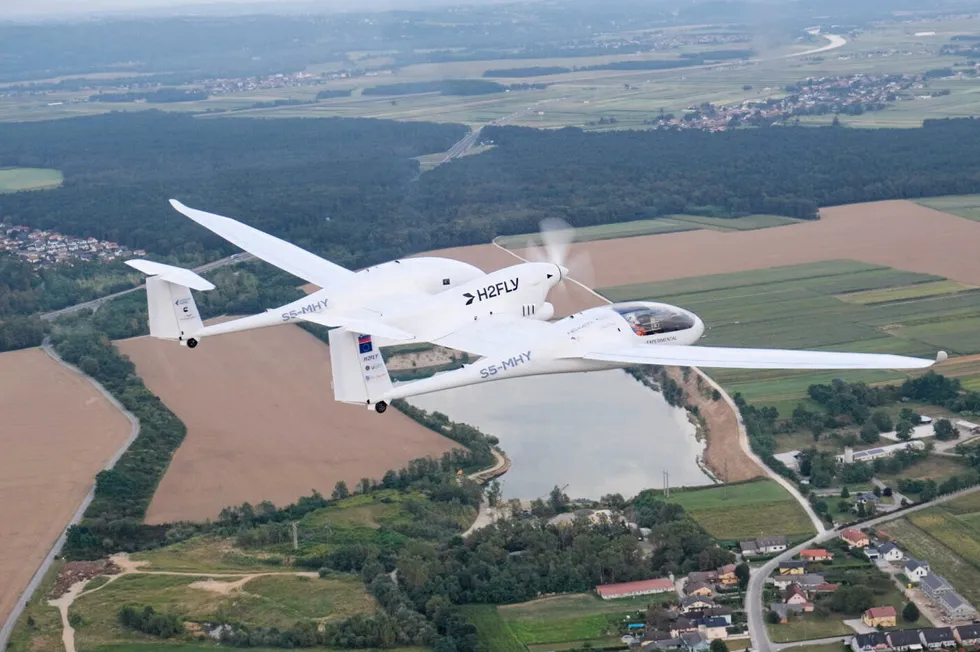'World first' | German aviators fly liquid hydrogen-powered plane for ...