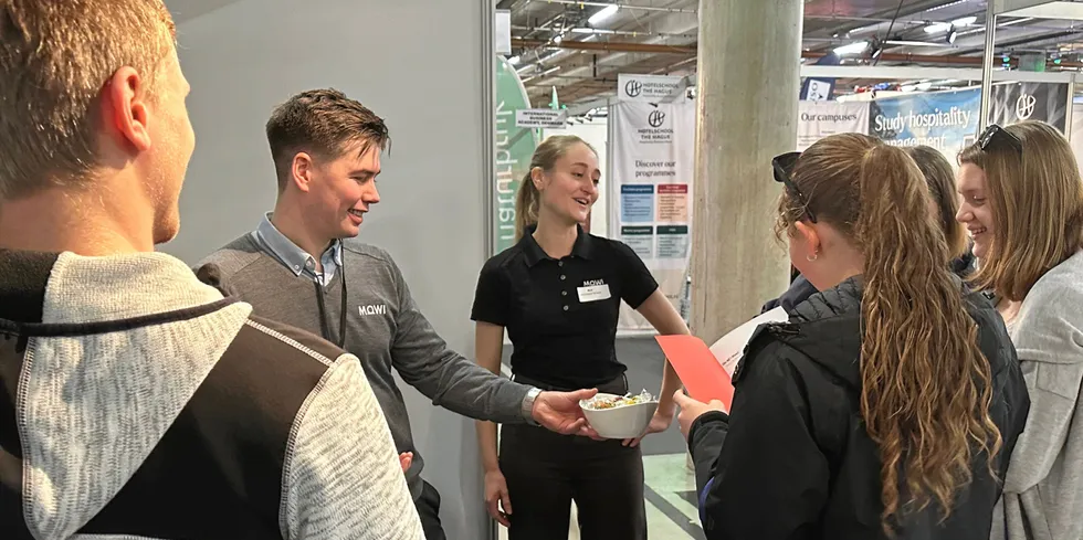 Her jakter Mowi nye talenter til oppdrettsnæringen