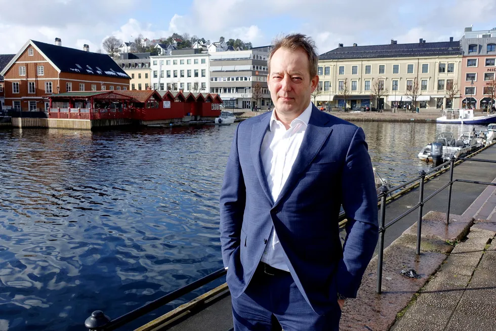 Tidligere Fredriksen-rådgiver låner Røkkes kontor – vil ikke si hva han ...
