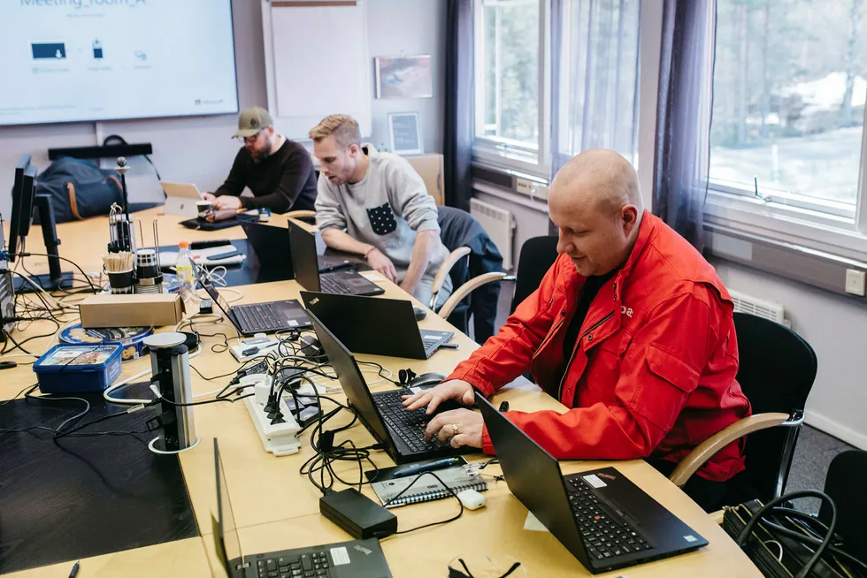 Slik holdt Hydro hjulene i gang da hackerne slo til | DN