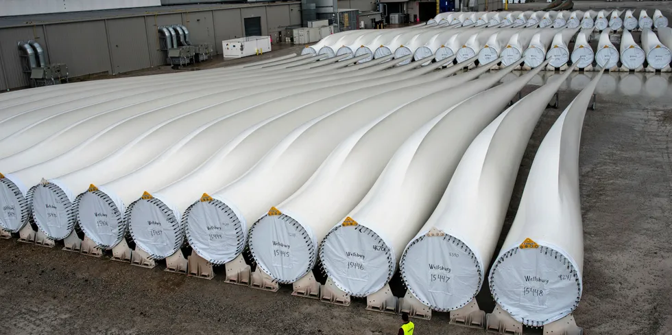 MidAmerican 'pauses wind turbines' after Siemens Gamesa blade plunges ...