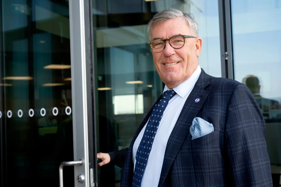 Komplett vil hente én milliard kroner i en rettet emisjon – Stein Erik Hagen vil gå inn med en ...