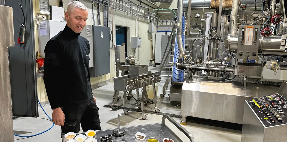 Møt oppdrettsfiskens egen «kokk»: Rolf Egil Myrmel lager fiskefôr hos ...