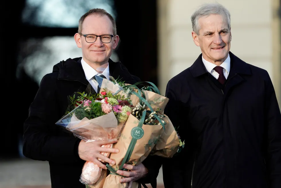 Statsråd Oddmund Hoel klinte med medarbeider på byen. | DN