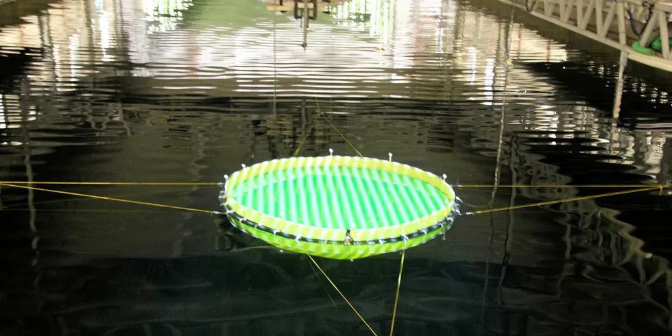 Her tester Sintef lukkede merder