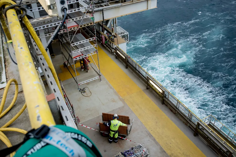 Oljeprisen henter seg inn igjen – Saudi Arabia avviser rykter | DN