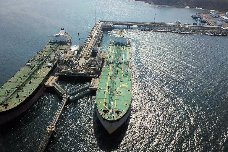 Shadow fleet VLCC takes on final Russian crude cargo in new transfer ...