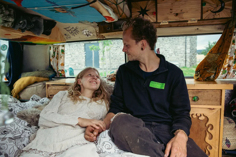 Eilev og Hanna bor i bil for å unngå høye leie­pri­ser: – Man må trives ...