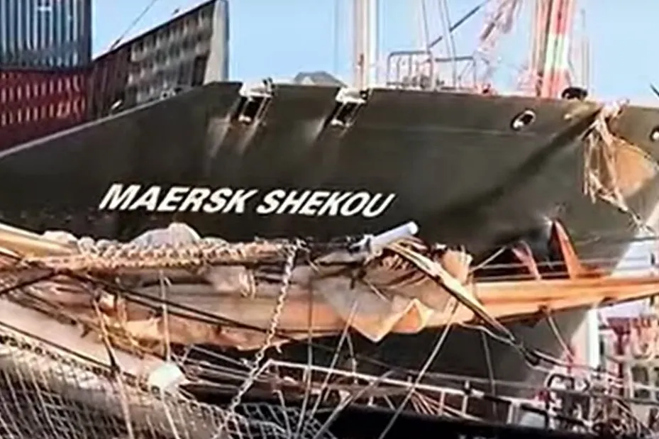 Video: How massive Maersk container ship crushed a sailing vessel in ...
