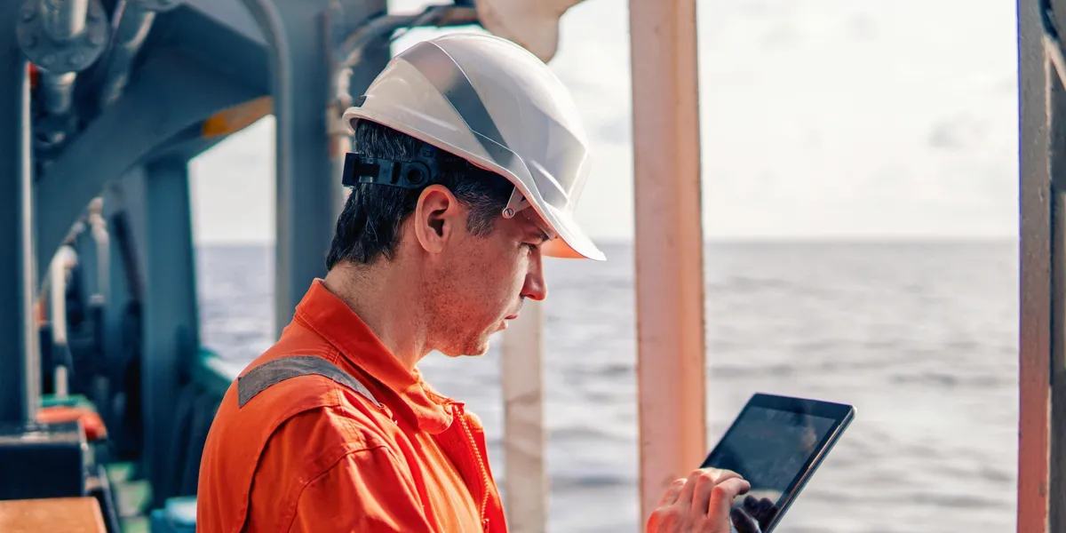Distraction from mobile phone use on ships is killing seafarers ...