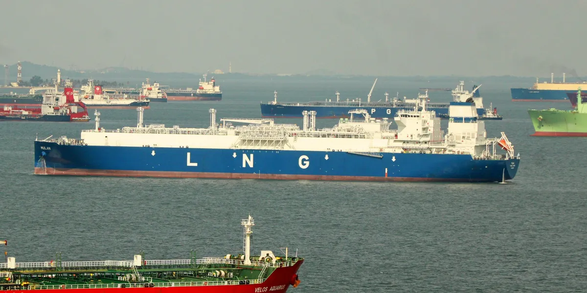 Sanctioned Russian shadow LNG carrier takes Suez Canal southbound