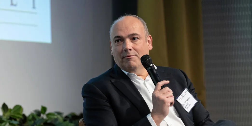 Hapag-Lloyd pushes 30-vessel newbuilding tender ahead with shipyard ...